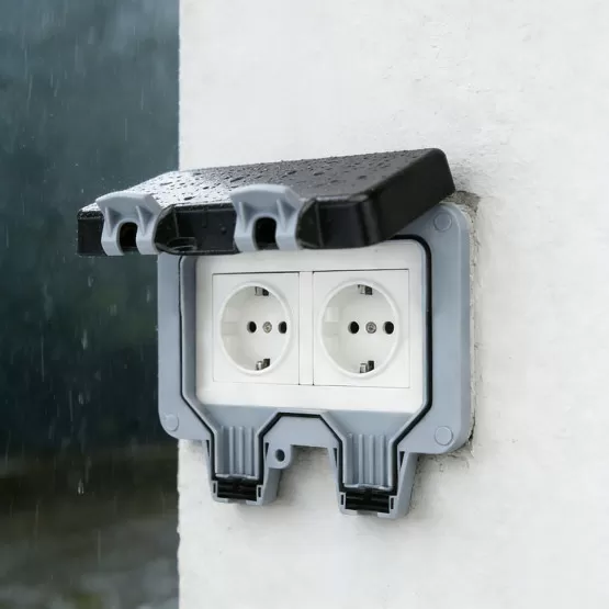 INF Utomhus vägguttag med lock IP66 - med dubbla eluttag